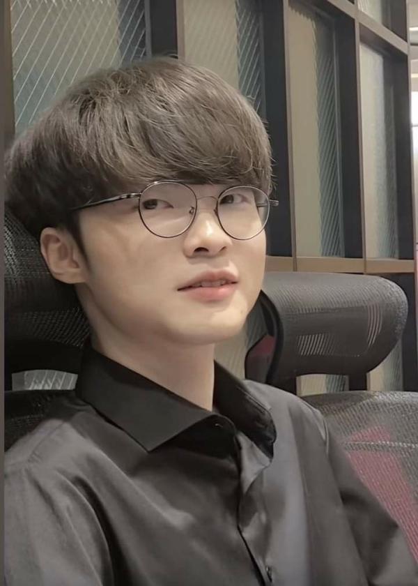 [Faker X Chovy] Bố Ơi, Con Muốn Được Hôn - Chap 10 - NovelToon